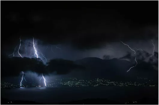 Πίνακας Dramatic Lightning over City Δραματικός κεραυνός πάνω από την ...